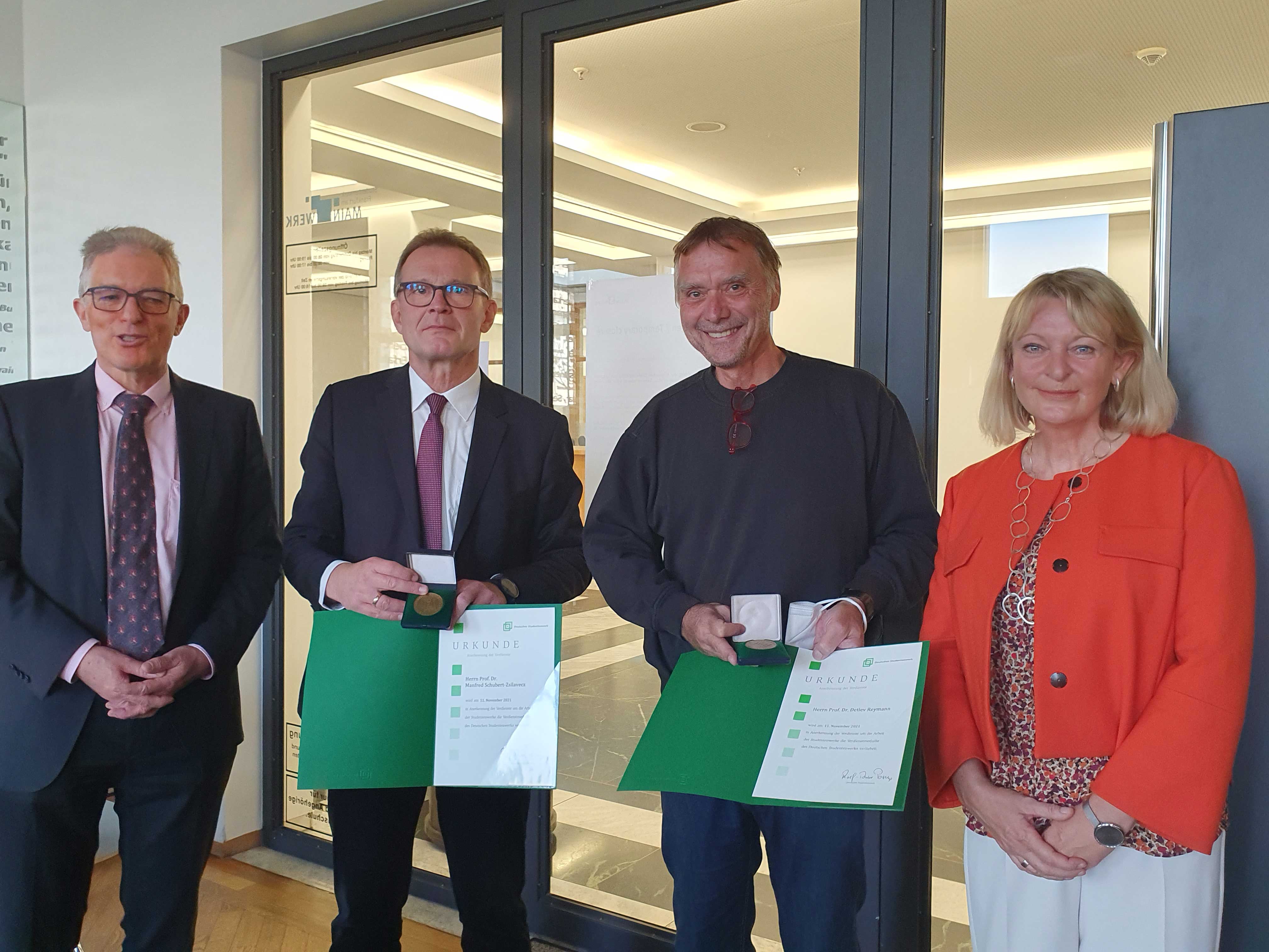 Verdienstmedaille des Deutschen Studentenwerks für zwei langjährige ...